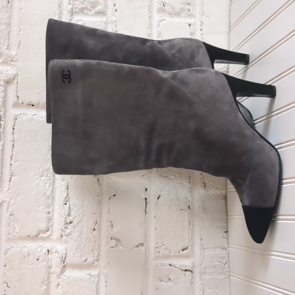Chanel Gabrielle Grey Interlocking Cc Logo Boots - Gem